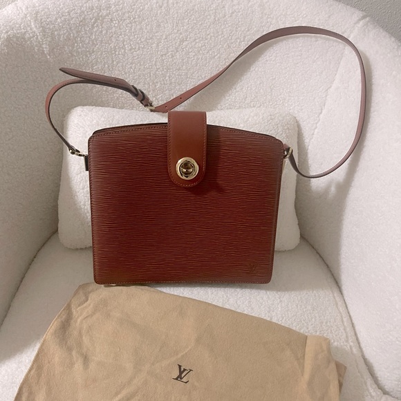 Louis Vuitton | Bags | Euc Vintage Louis Vuitton Epi Capuchin Crossbody ...